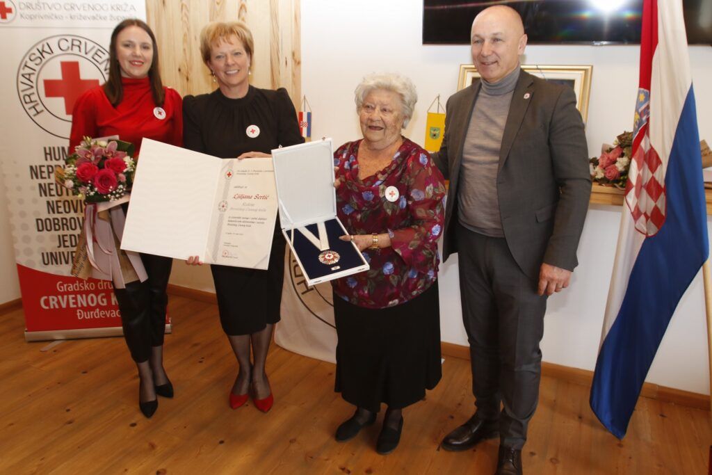 Red Hrvatskog Crvenog križa volonterki Gradskog društva Crvenog križa Đurđevac - Hrvatski Crveni ...